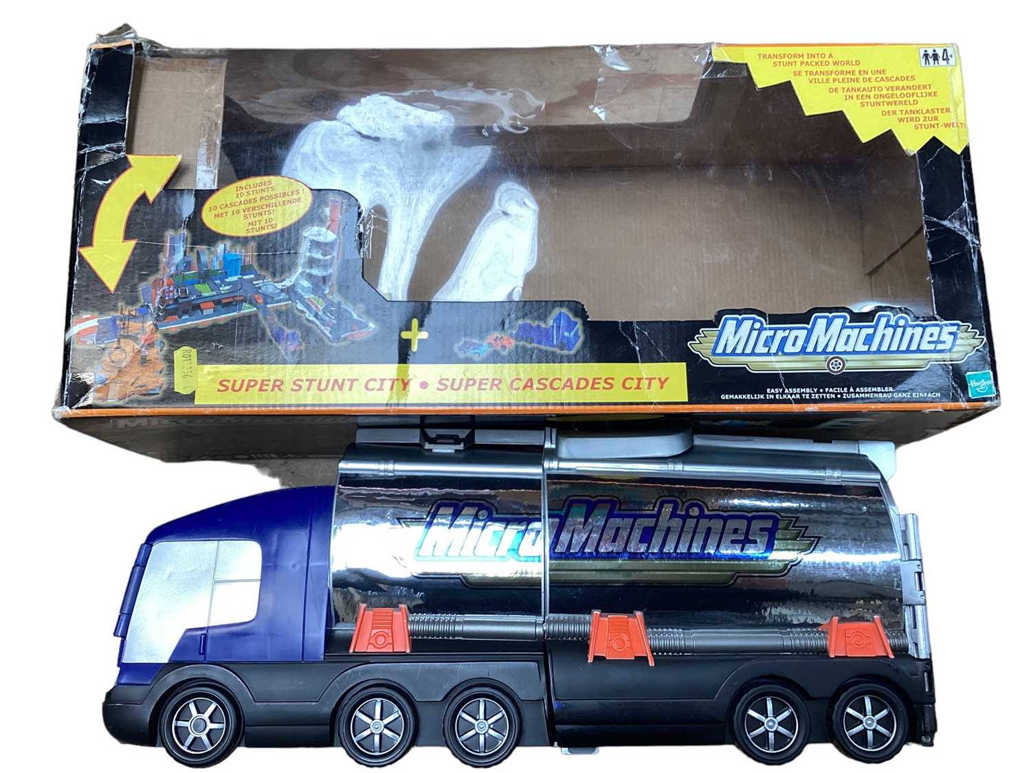 Lot 1872 - Hasbro Micro Machines Super Stunt City,