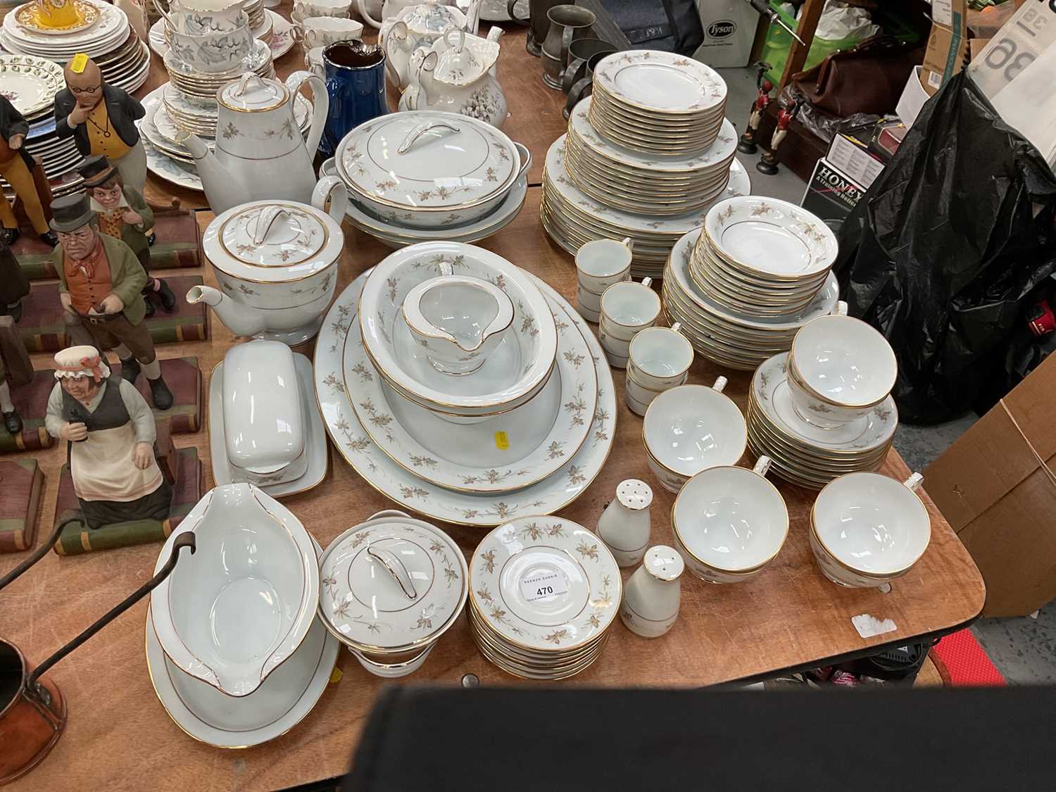 Lot 470 - Extensive Austrian porcelain tea and dinner