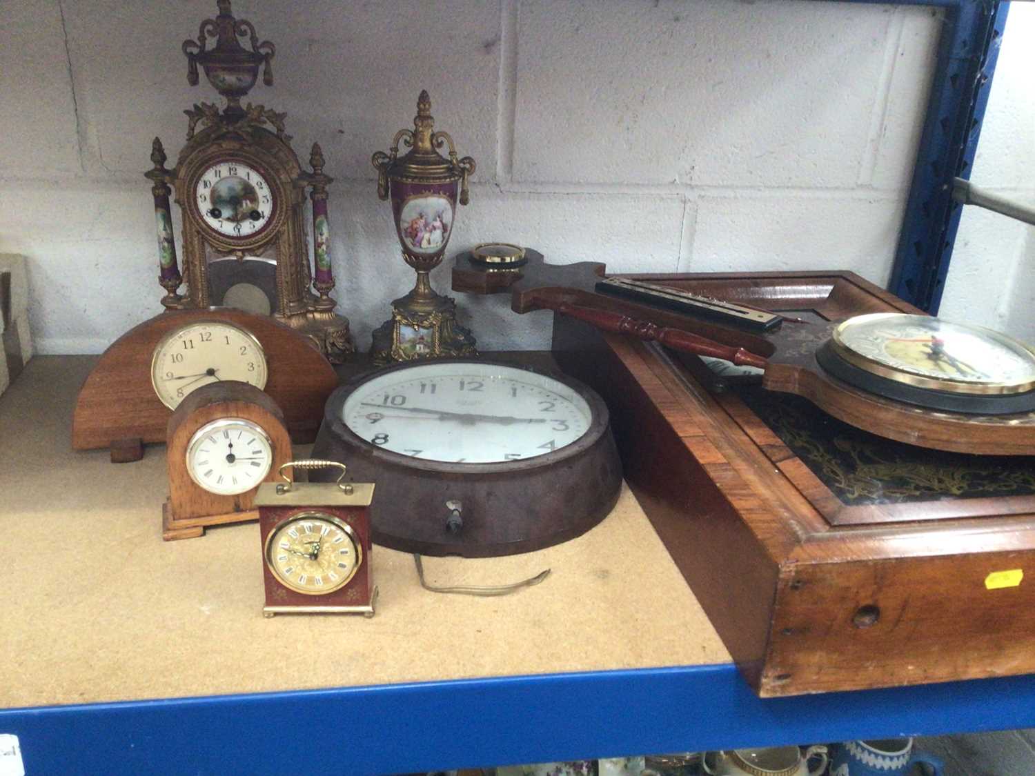 Lot 75 - Group of clocks