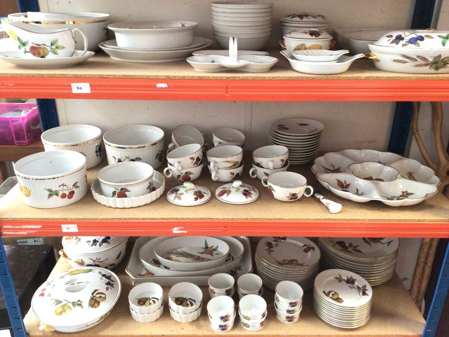 Lot 359 - Quantity of Royal Worcester Evesham pattern