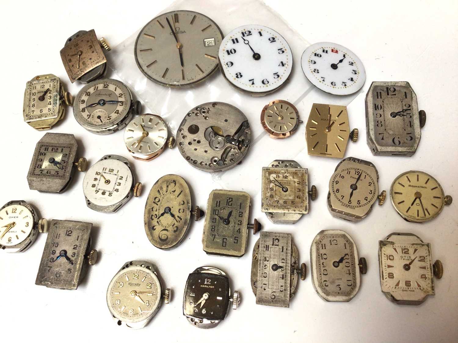 Lot 297 - Collection of vintage watch movements to