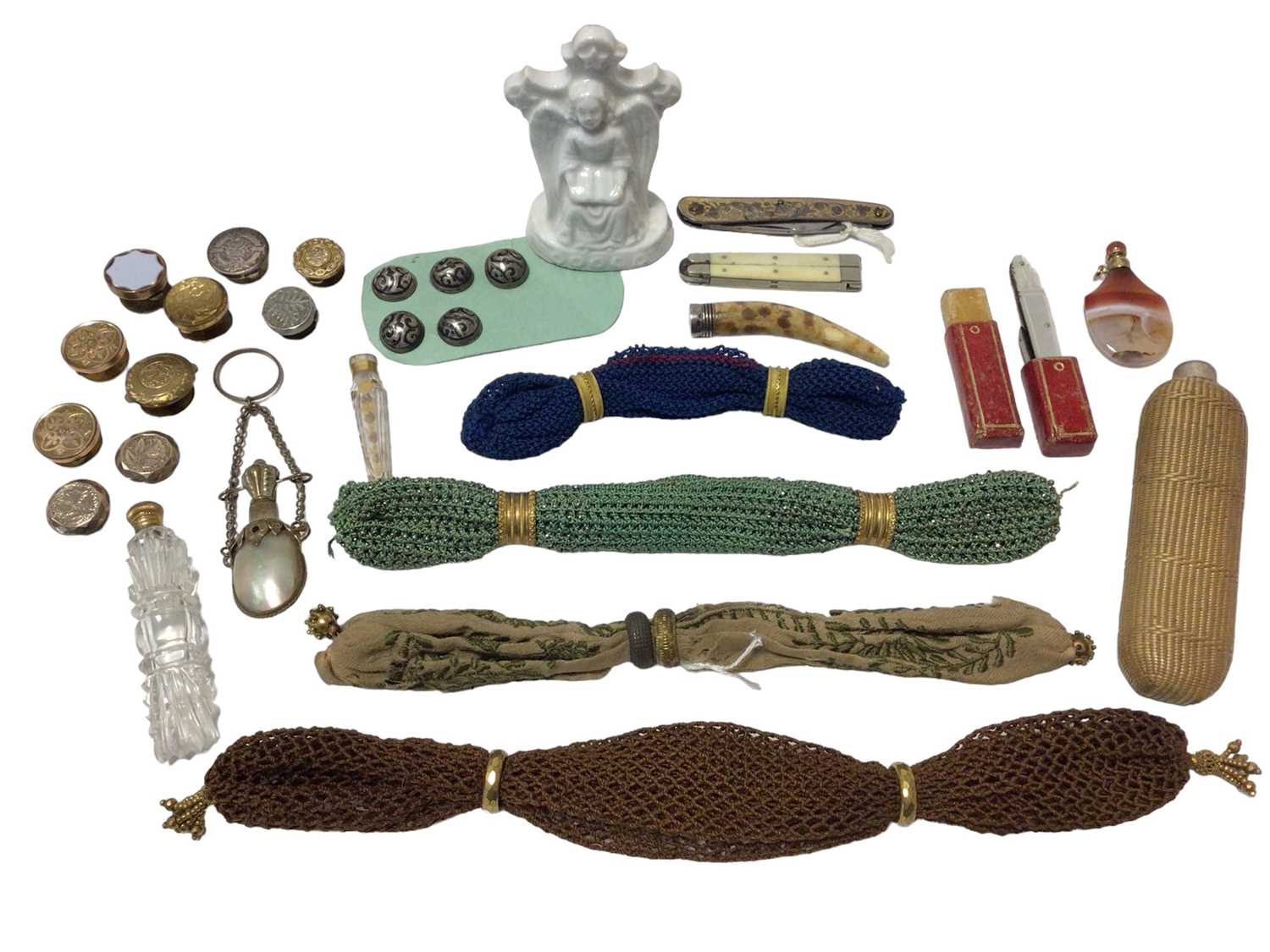 Lot 826 - Vertical items and bijouterie including