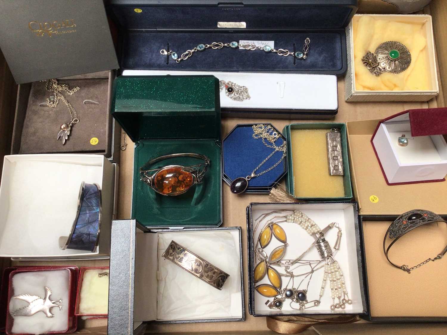 Lot 193 - Collection of silver jewellery to include an