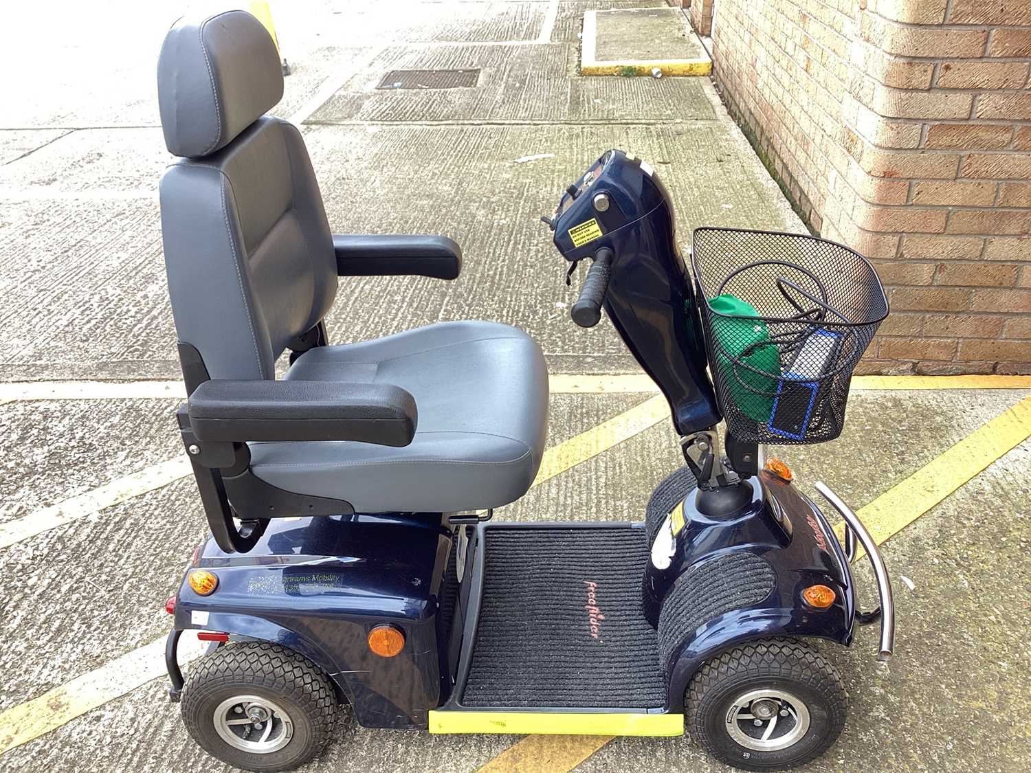 Lot 8 - Freerider Mayfair mobility scooter with key