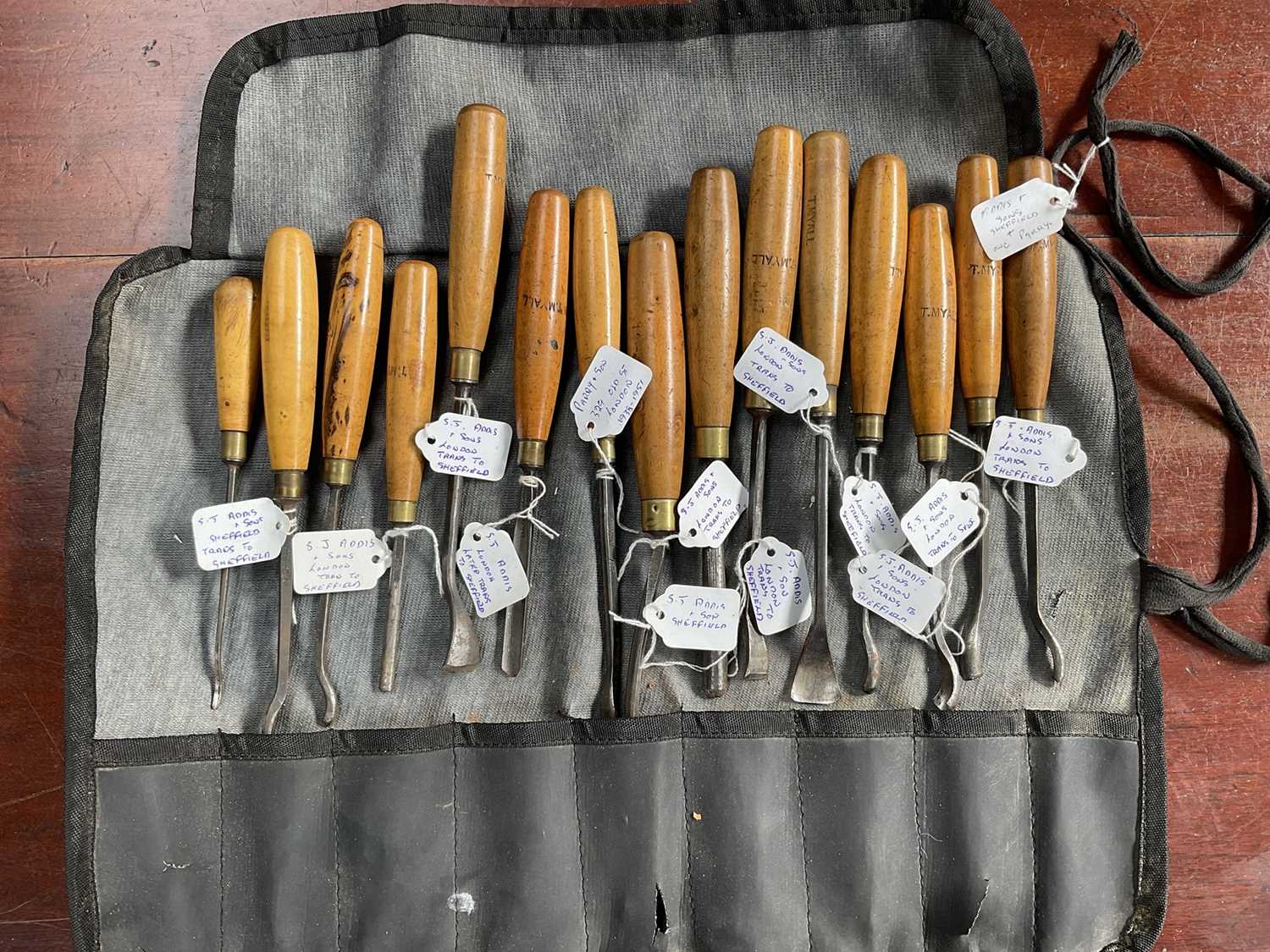 Lot 2490 - Collection of 14 vintage chisels by Addis