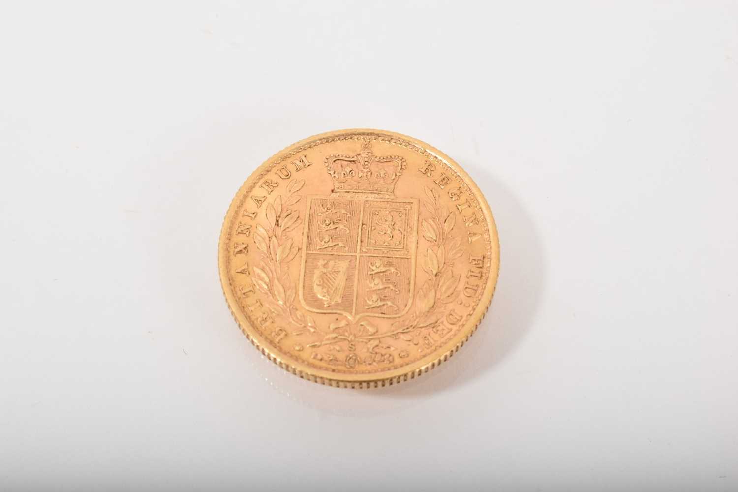 Lot 520 - Victorian gold full sovereign with young