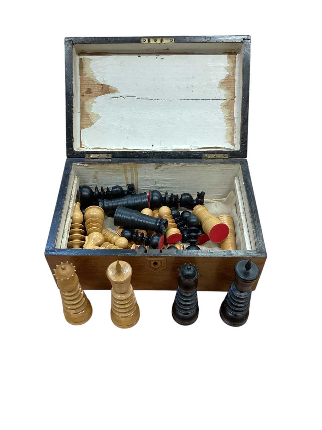 Lot 2415 - Calvert pattern chess set, the king 14cm