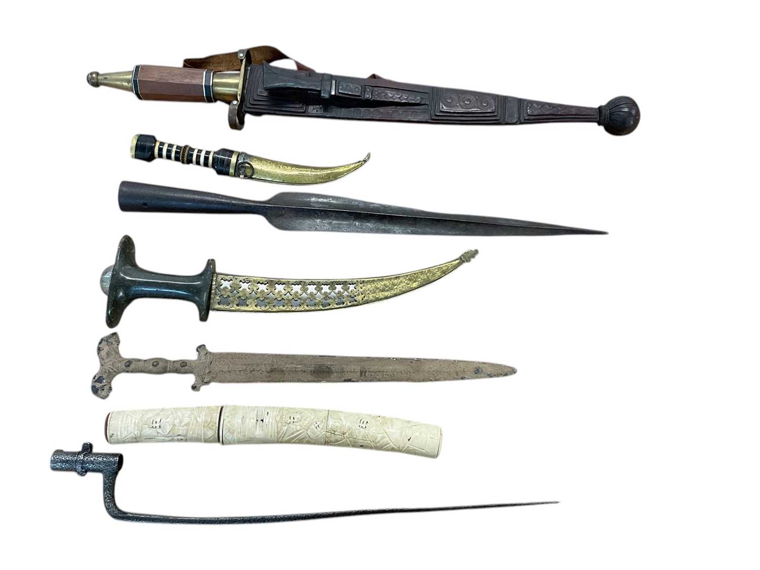 Lot 973 - Old Arab Jamia dagger with horn hilt and