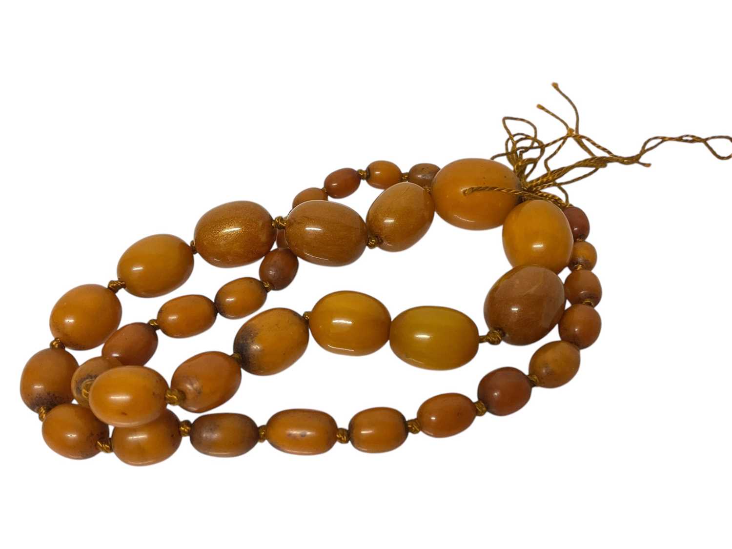 Lot 644 - Old amber bead necklace