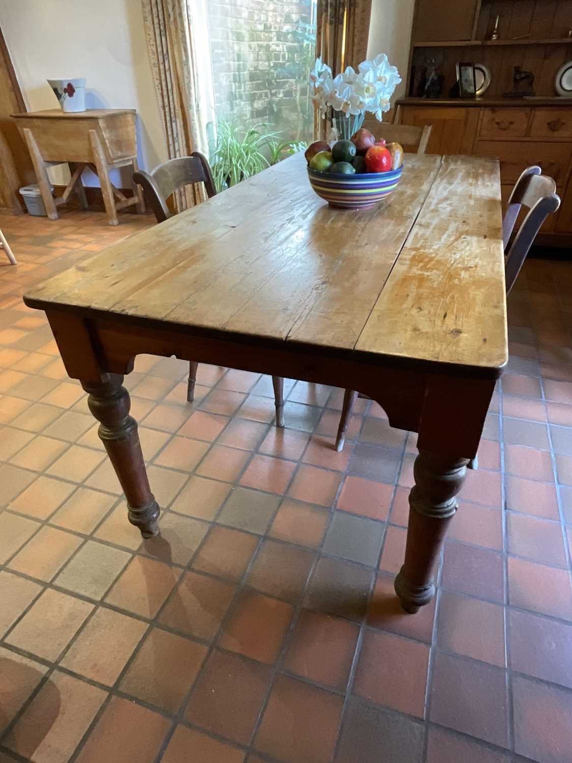 Lot 1473 - Antique pine kitchen table