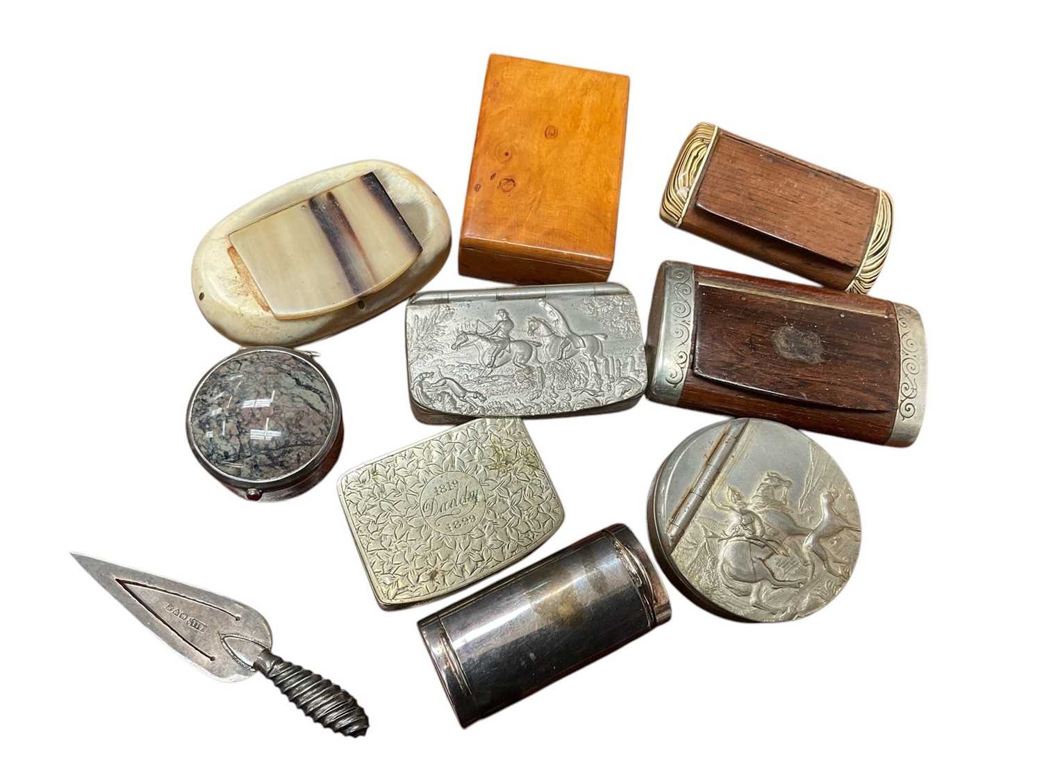 Lot 690 - Collection of snuff boxes and similar vertu