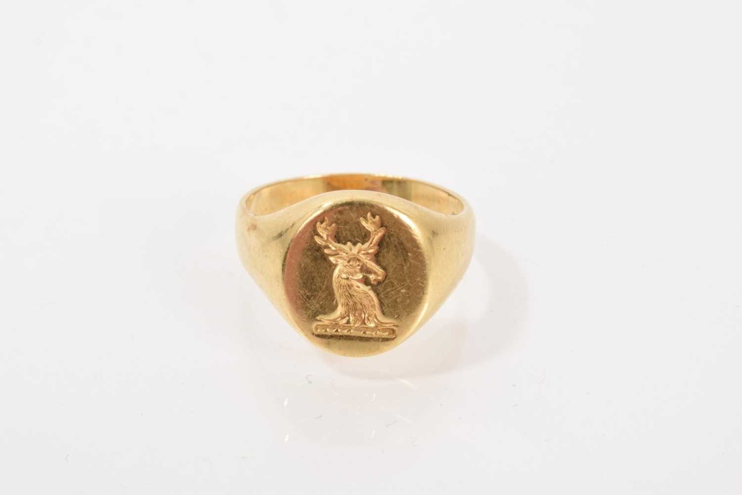 Lot 609 - 18ct gold signet ring with an engraved stag