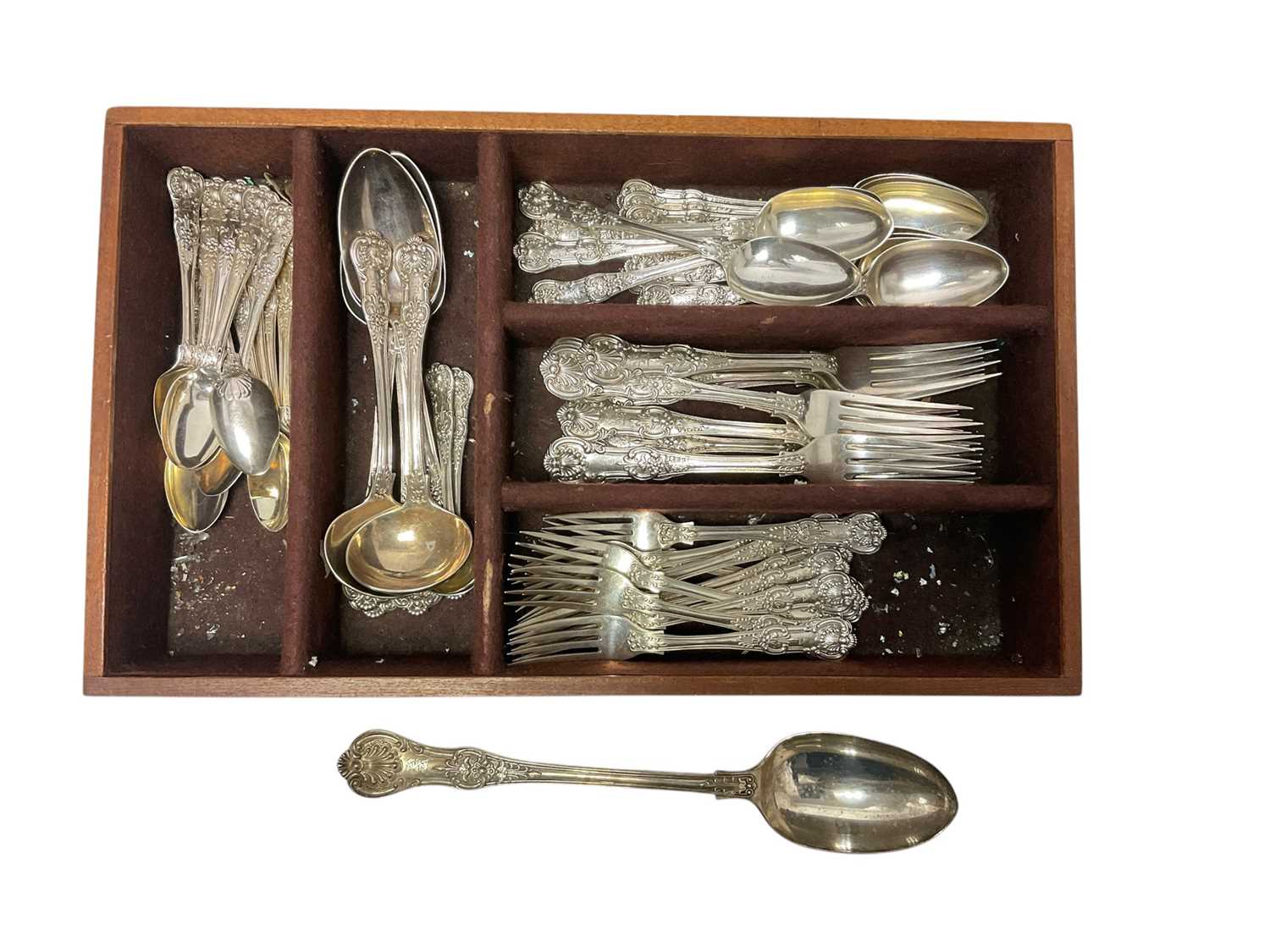 Lot 402 - Extensive service of Queens pattern double