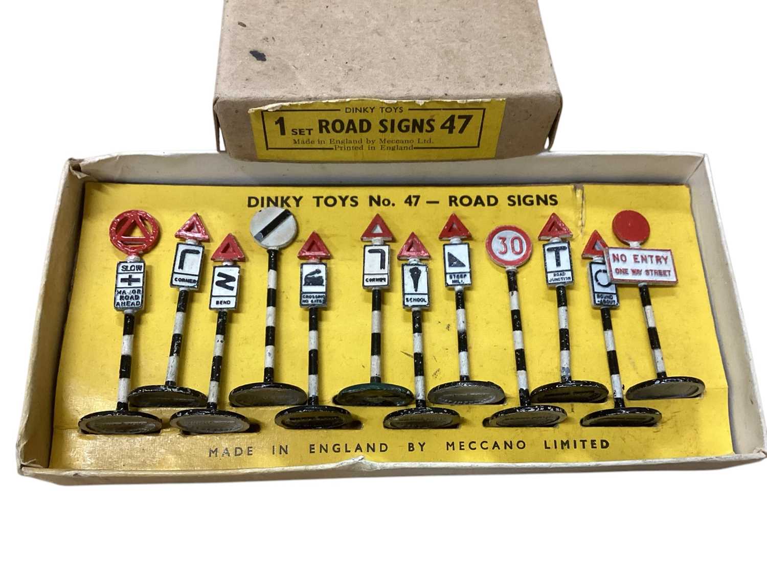 Lot 1539 - Dinky Toys Road Signs No.47, International