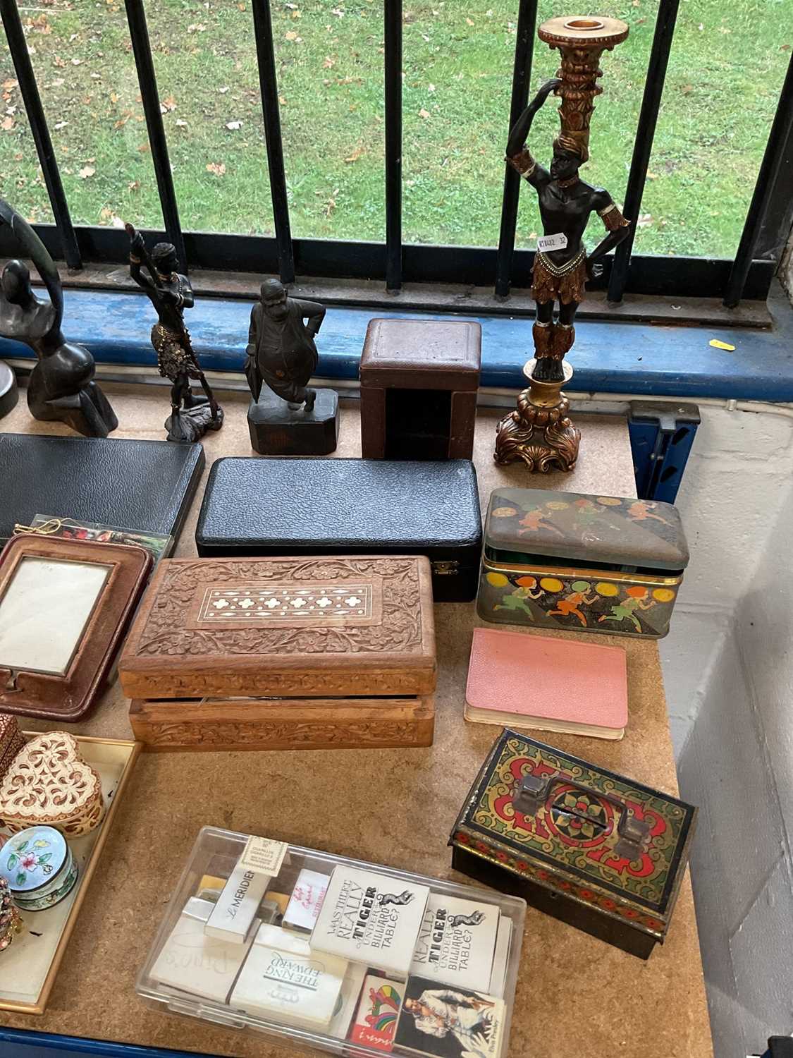 Lot 50 - Mixed group of sundry decorative items