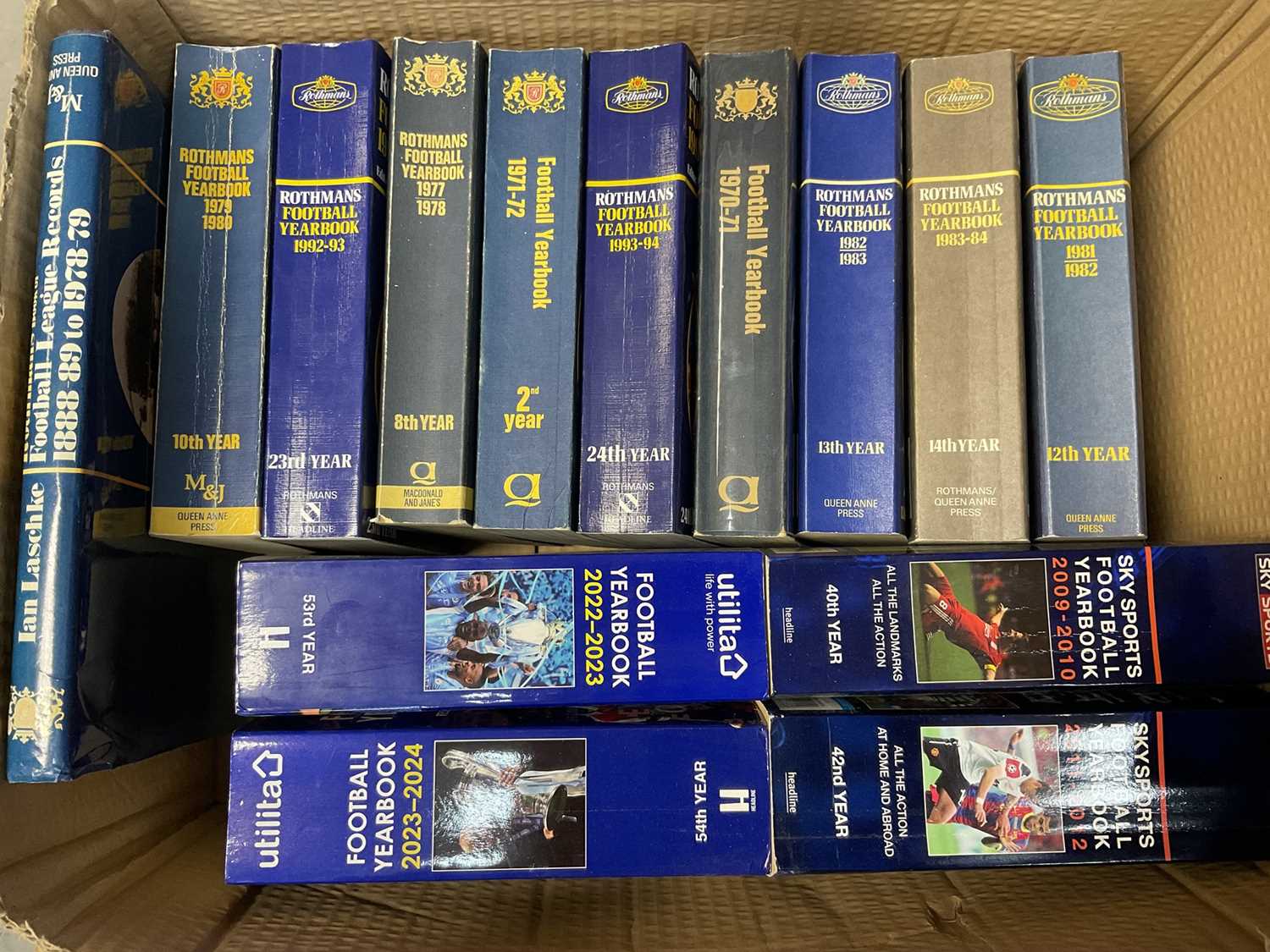 Lot 1625 - Rothmans Football yearbooks and similar
