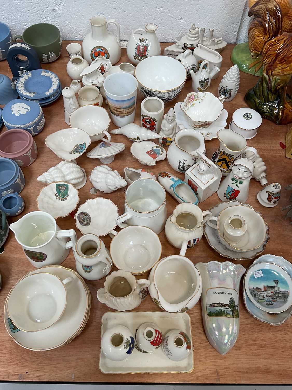 Lot 5120 - Collection of crested ware