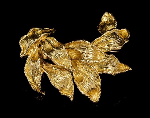 Lot 476 - 1960s Kutchinsky 18ct gold brooch with a