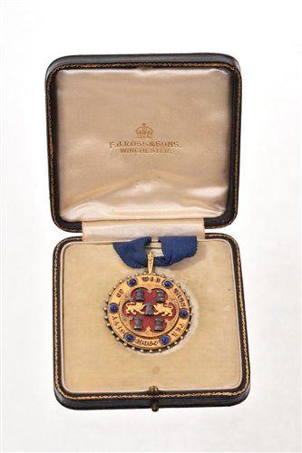 Lot 607 - Edwardian gold and enamel ex-Mayor's badge