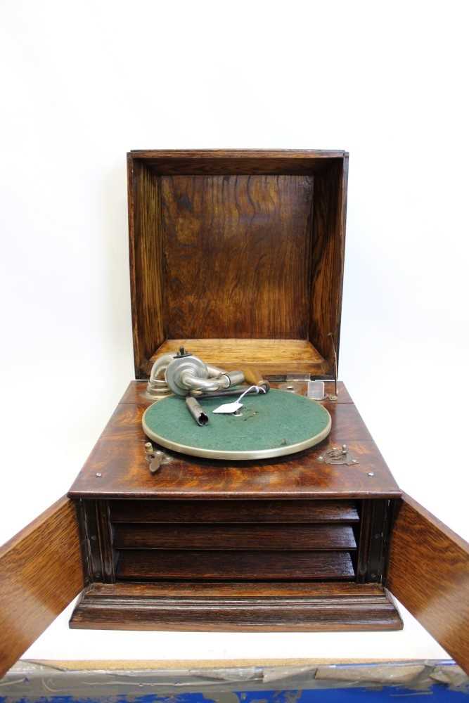 Lot 3538 - Early 20th century table-top gramophone in