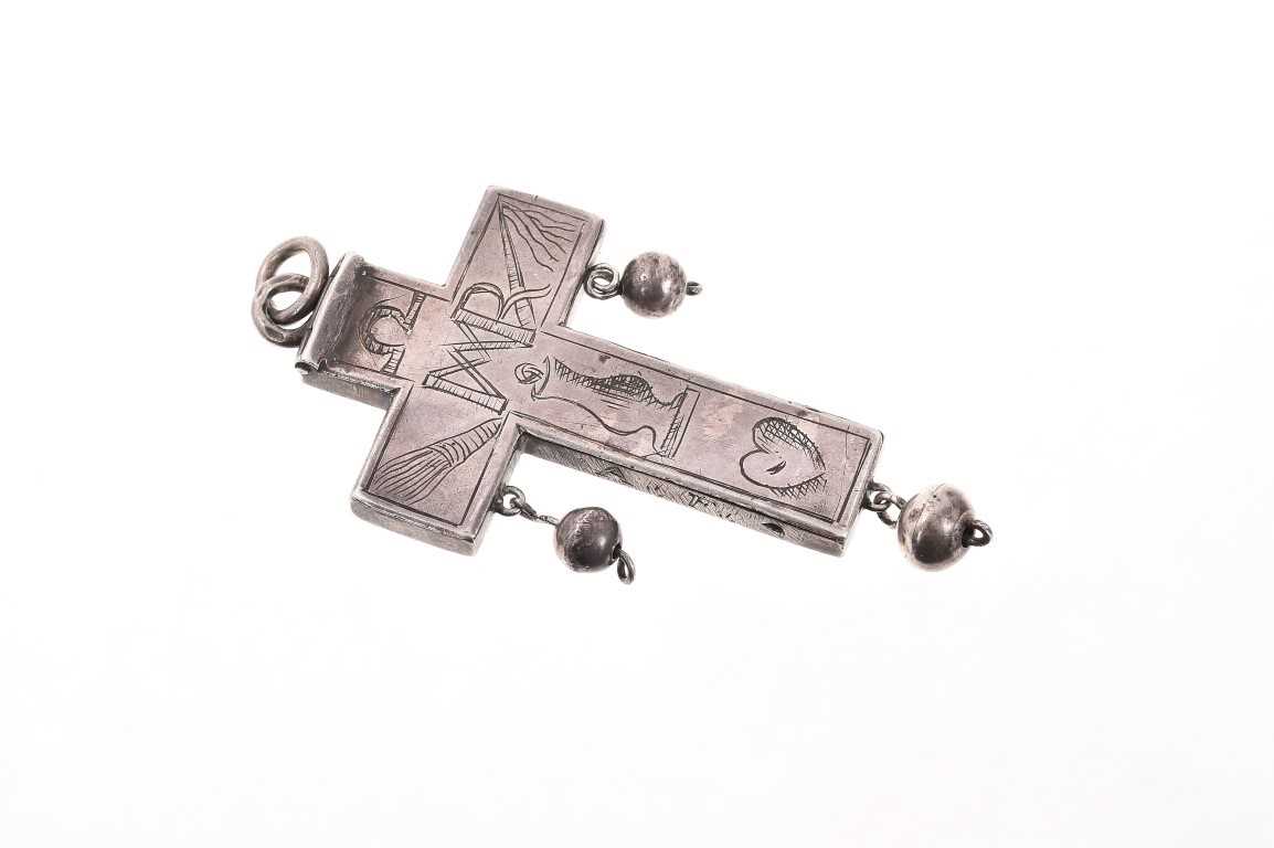 Lot 718 - Early 18th C. English silver cross - marked