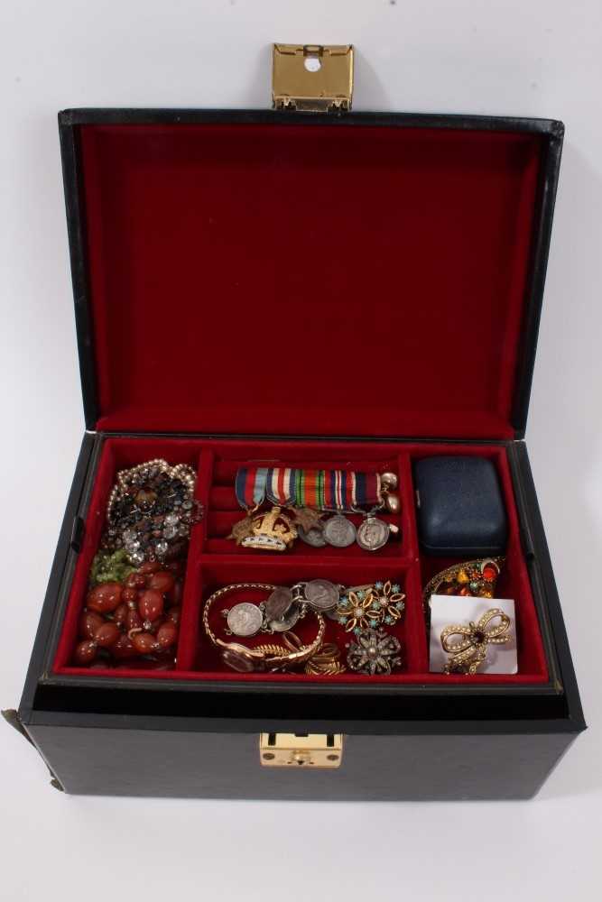 Lot 3276 - Jewellery box containing vintage costume