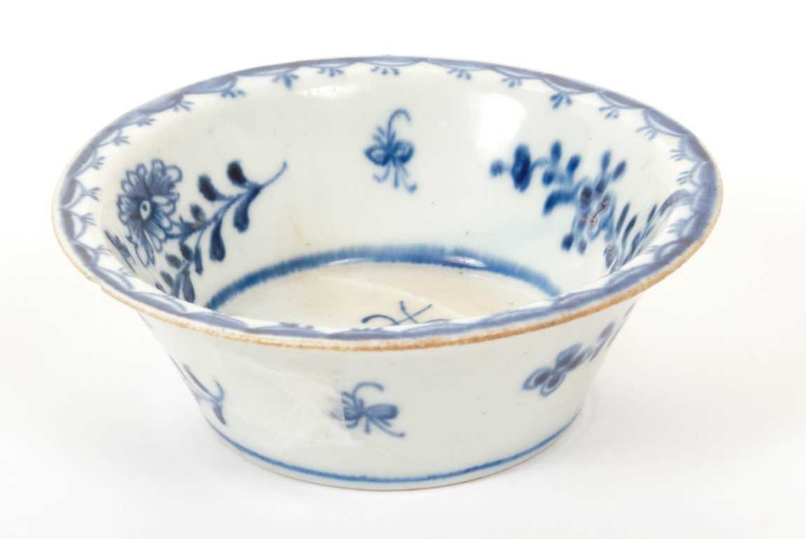 Lot 152 - 18th century Lowestoft blue and white patty
