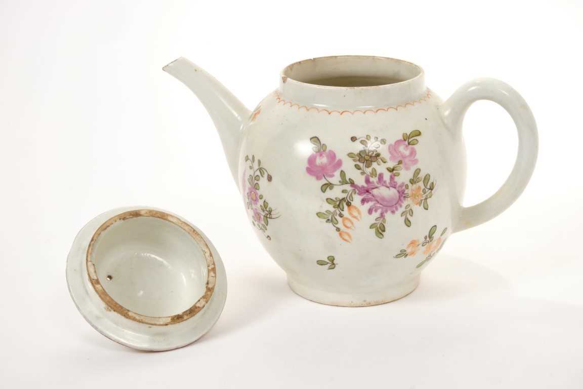 Lot 156 - 18th century Lowestoft teapot and cover with