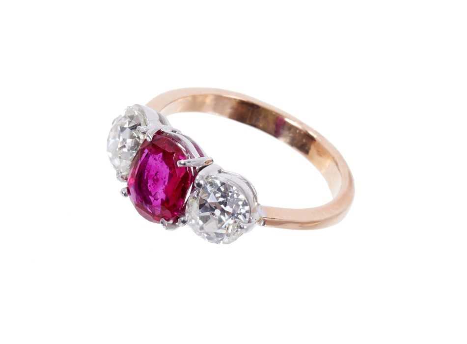 Lot 464 - Ruby and diamond three stone ring, estimated