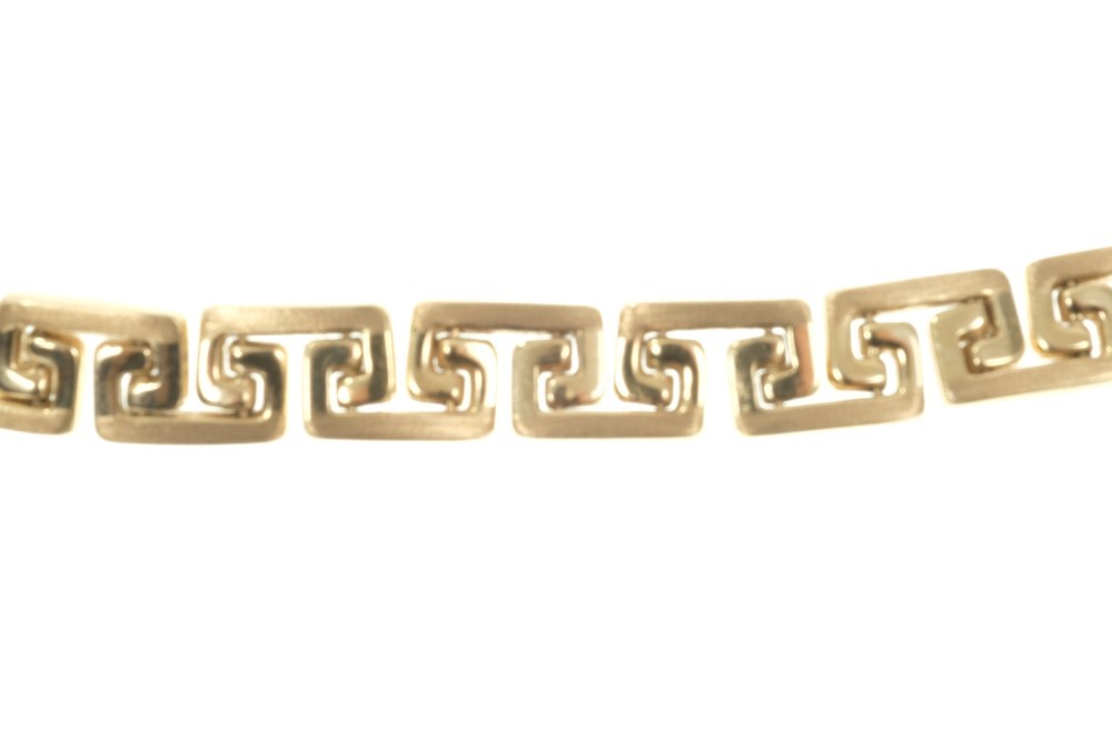 Lot 462 - Yellow metal (stamped 585) Greek key design