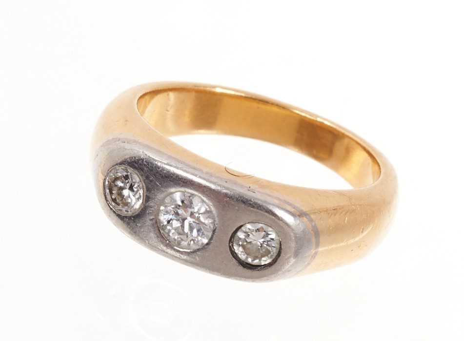 Lot 551 - Diamond 3 stone gypsy ring
