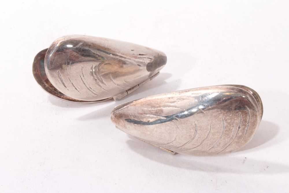 Lot 462 - Pair of contemporary silver plated mussel