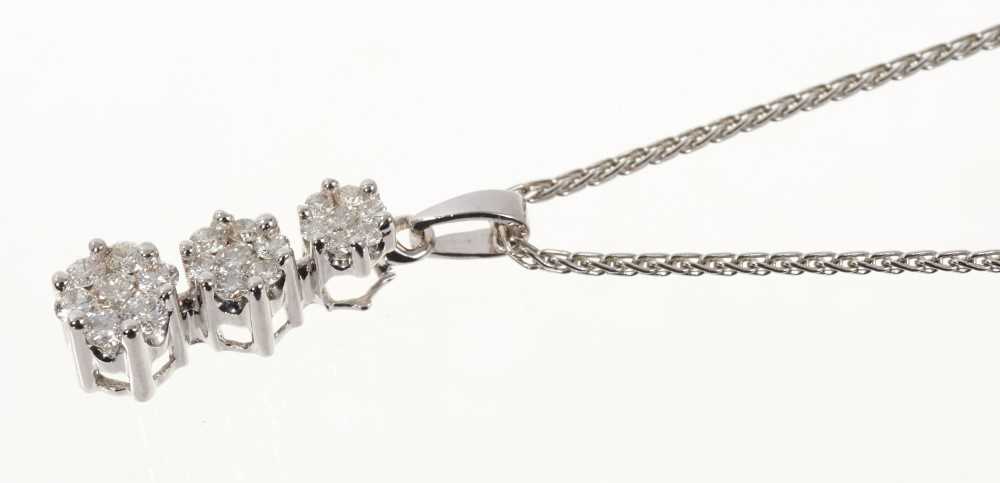 Lot 666 - Diamond pendant with a triple flowerhead