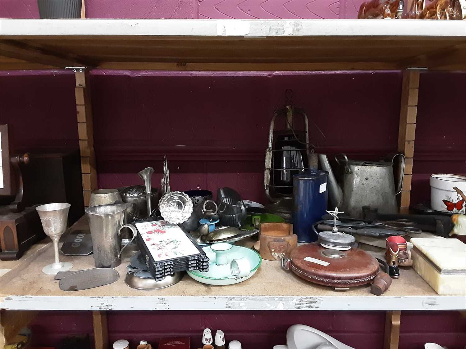 Lot 501 - Two shelves of mixed metal ware including an