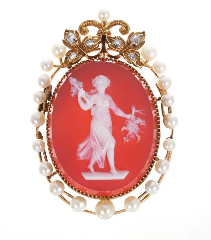 Lot 400 - Carved hardstone cameo depicting a classical