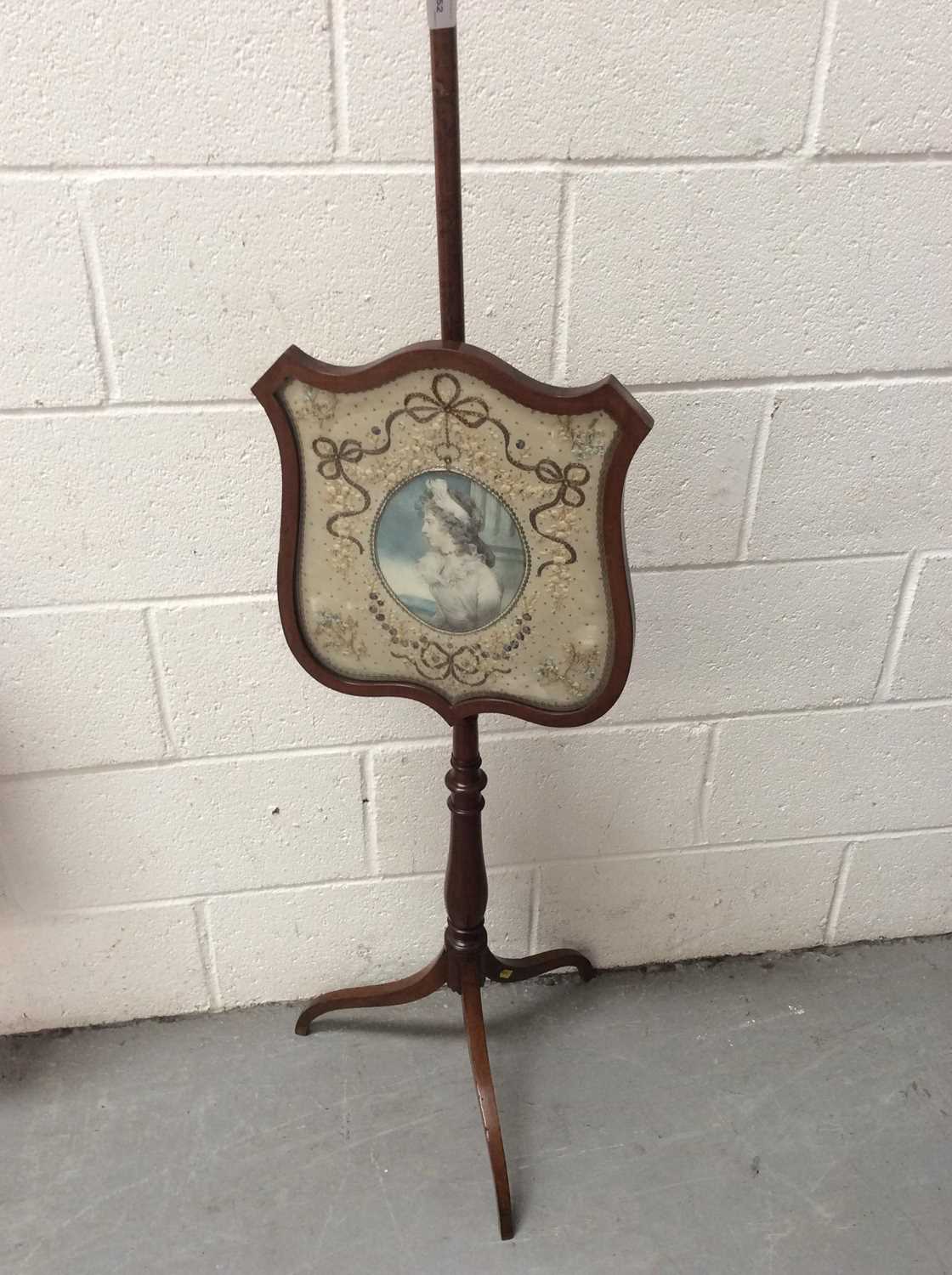 Lot 1352 - Regency mahogany pole screen