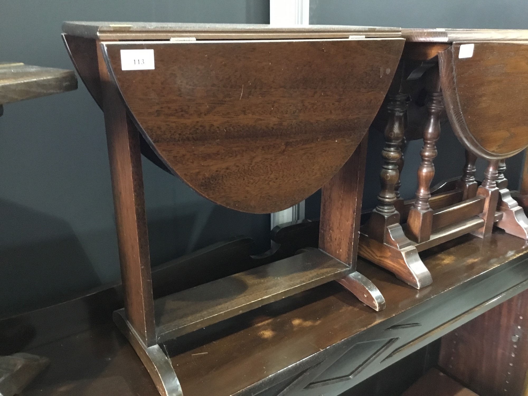 Lot 113 - Small oak drop leaf occasional table on