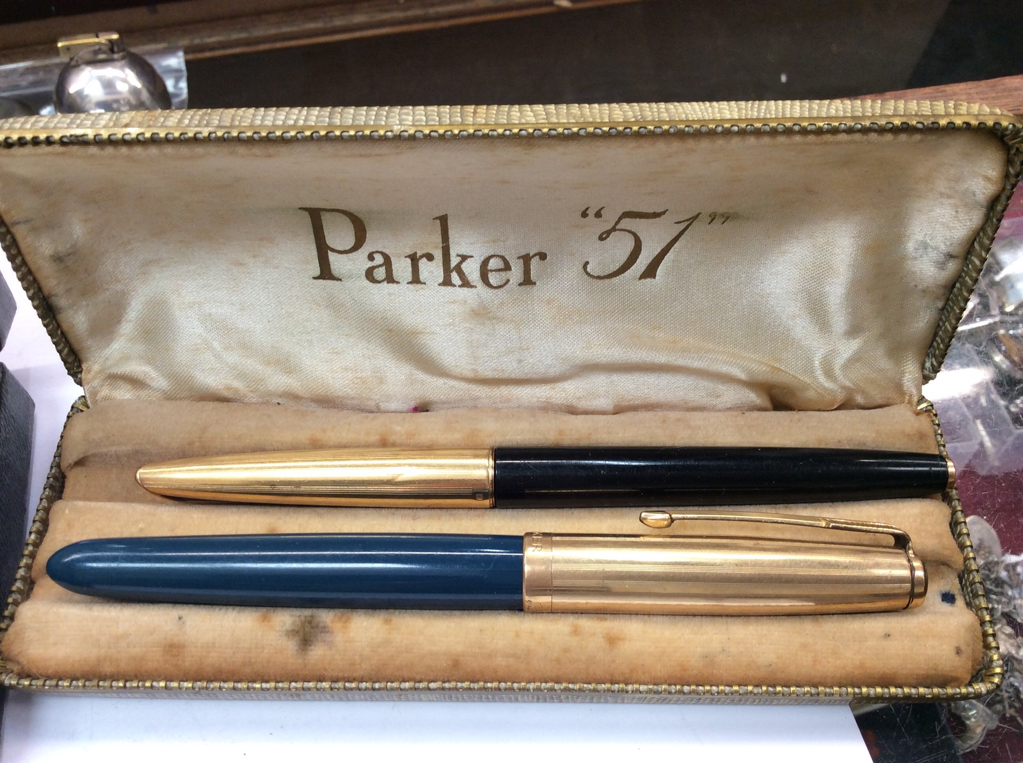 Lot 313 - Set of two Parker pens and set of three