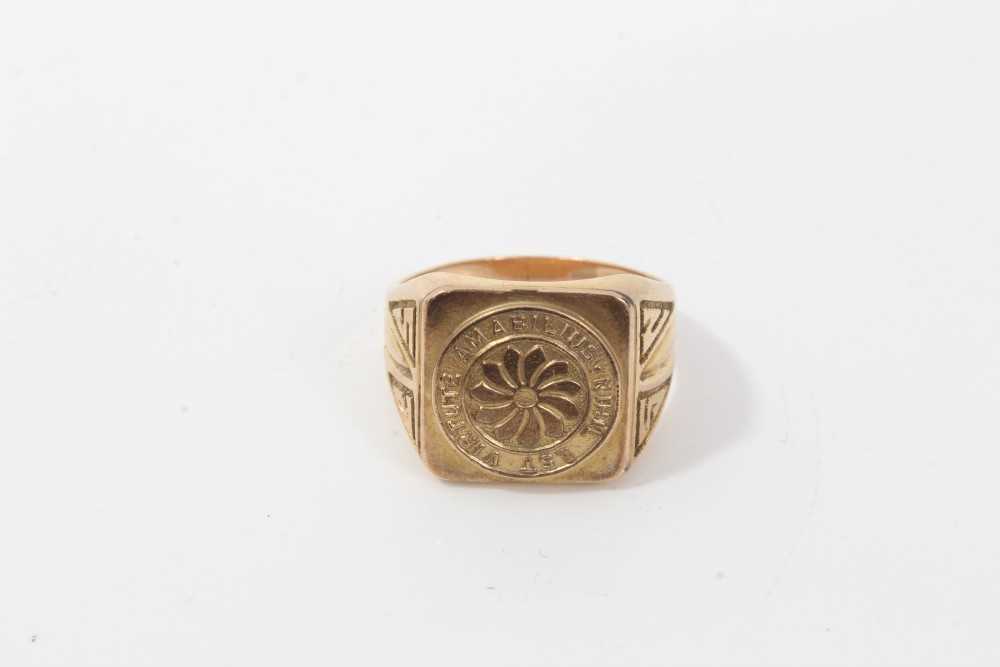 Lot 235 - Gold signet ring, stamped 10k, bearing Latin