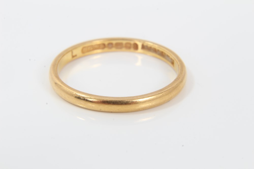 Lot 83 - 22ct gold wedding ring