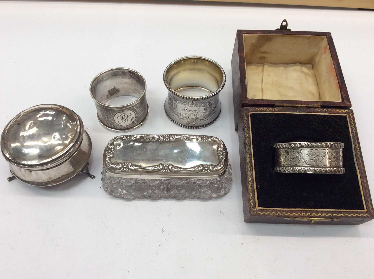 Lot 680 - Three silver napkin rings, silver trinket