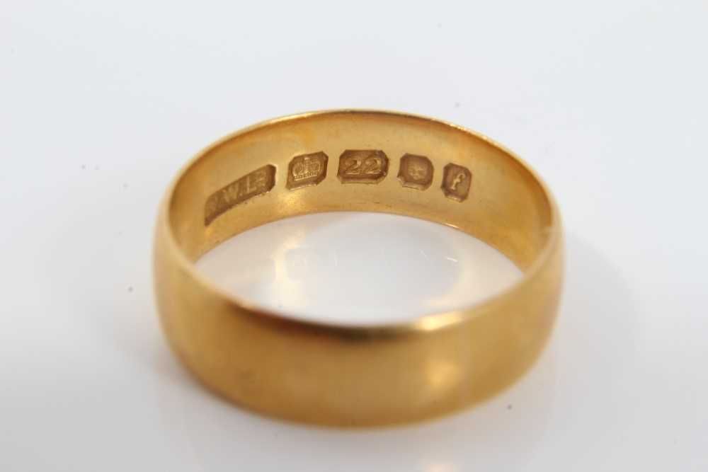 Lot 90 - 22ct gold wedding ring