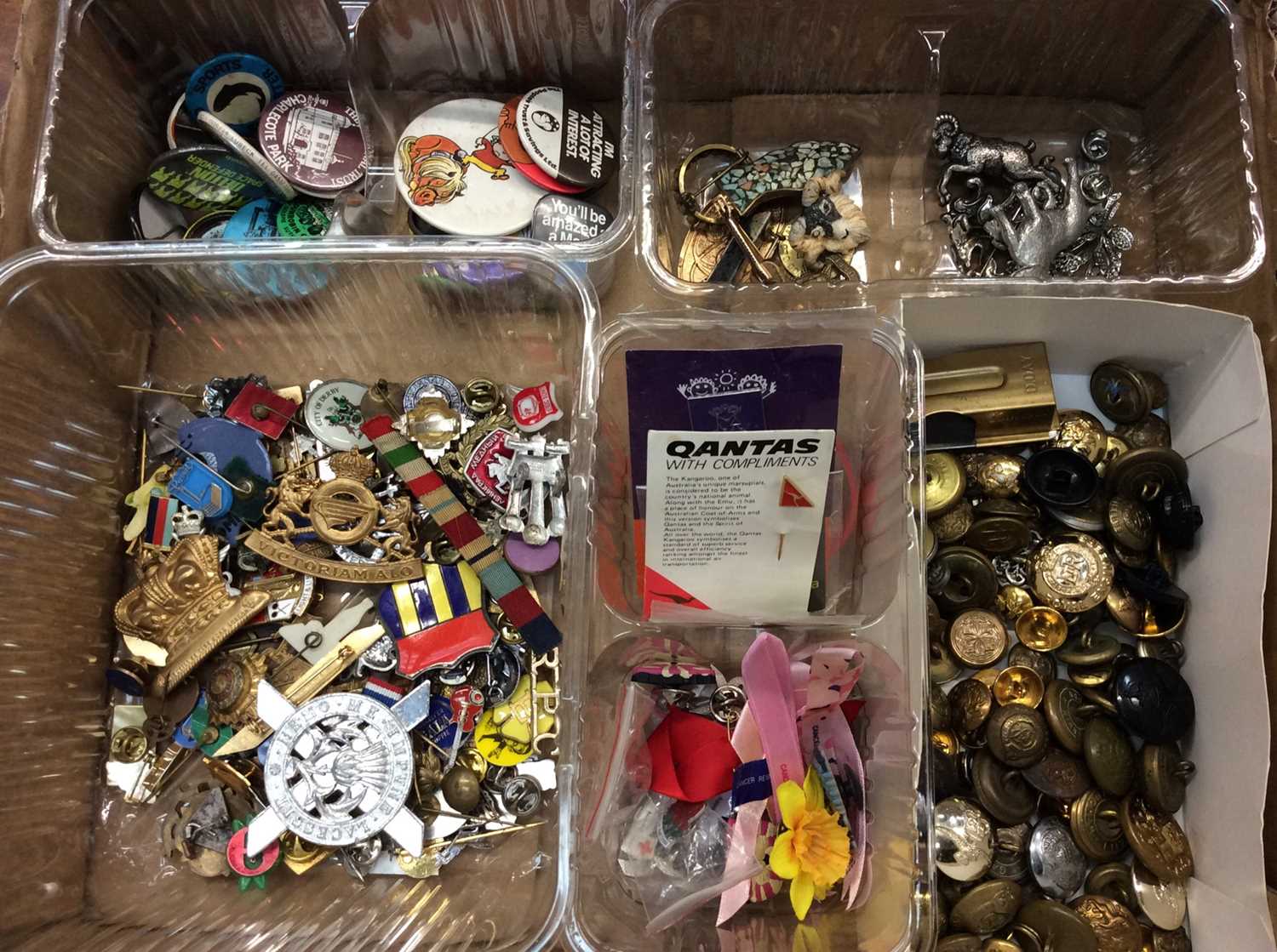 Lot 448 - Collection military badges and buttons,