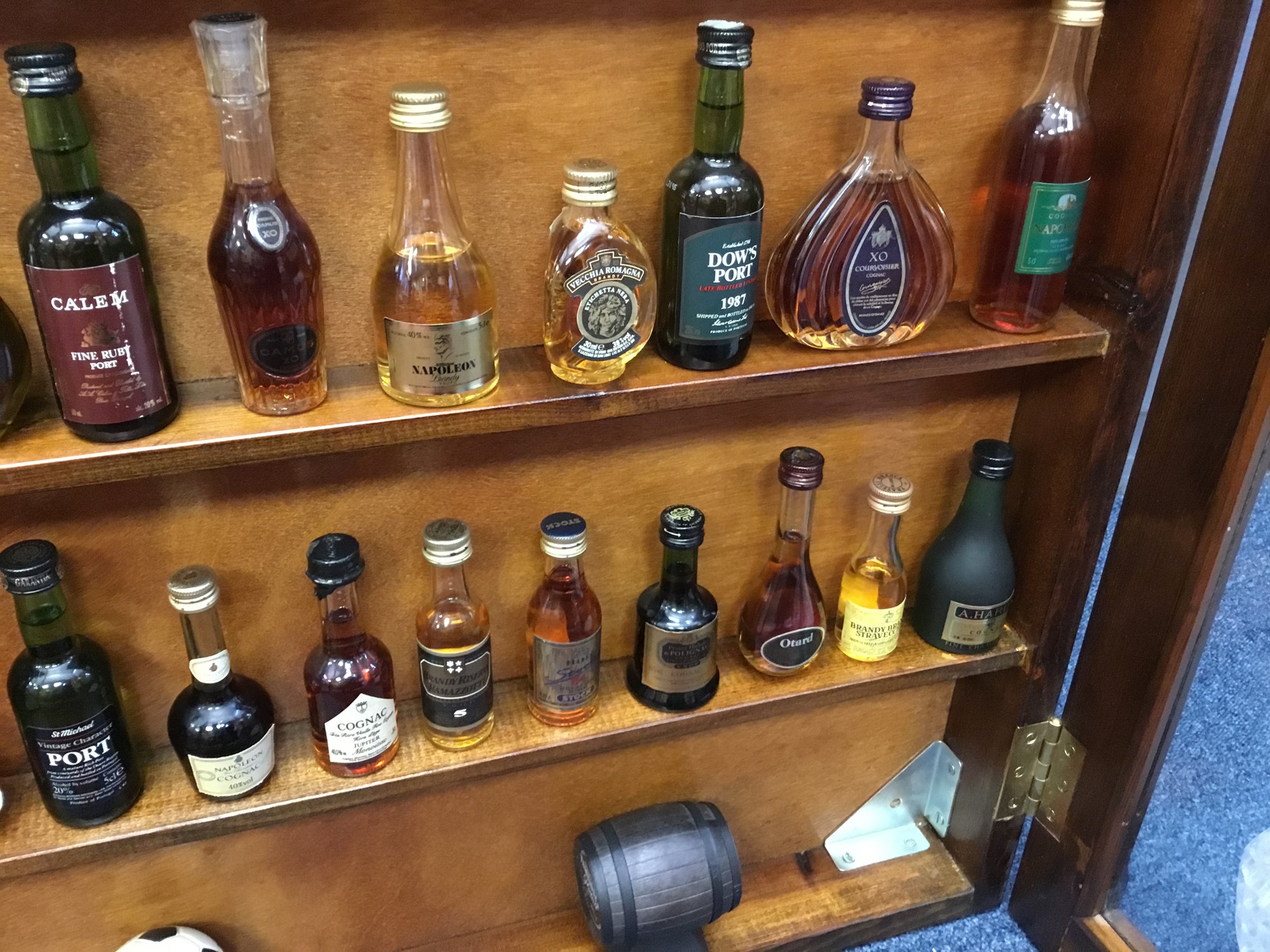 Lot 135 - Collection of miniature spirits in wall