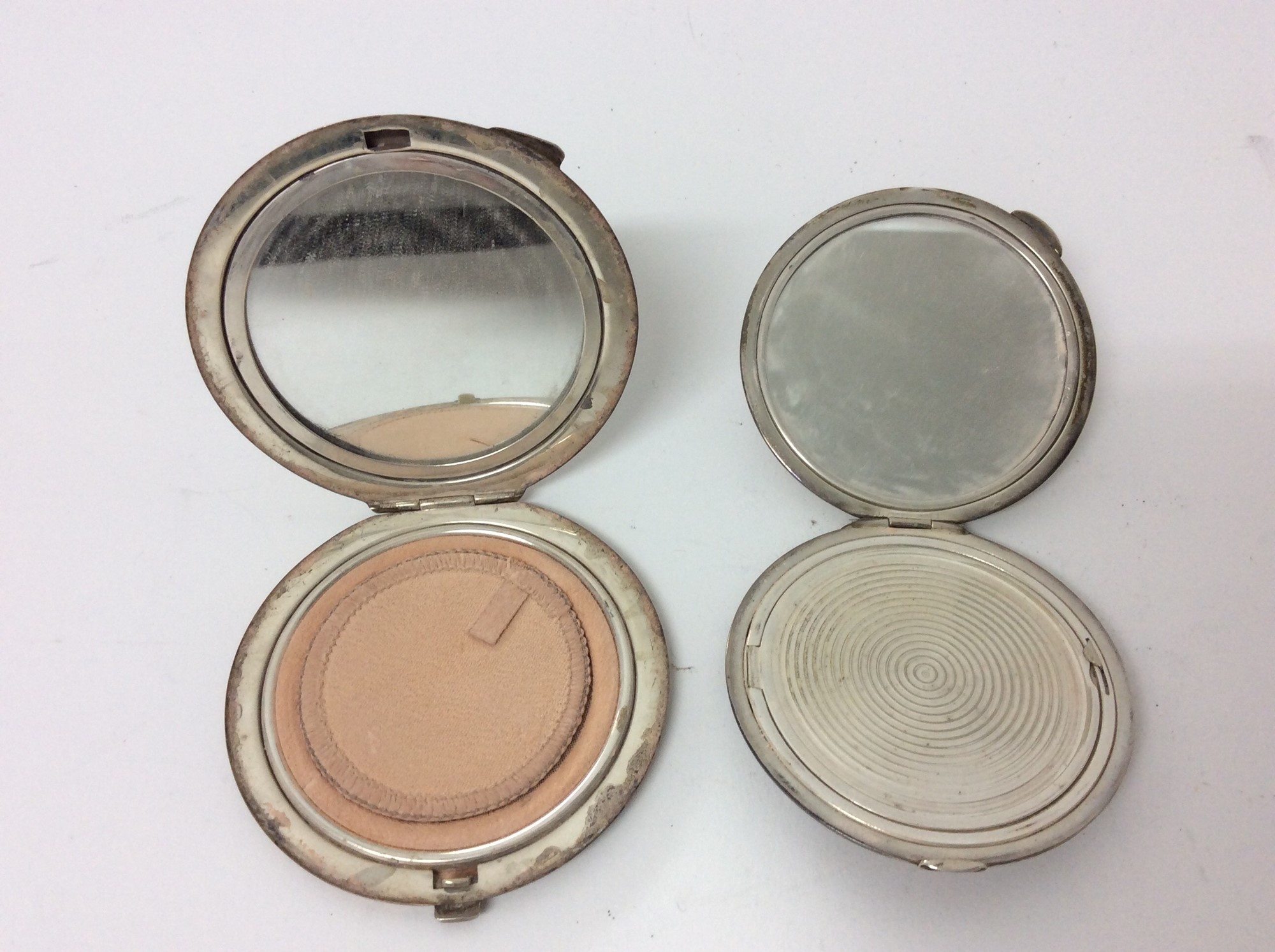 Lot 246 - Two Art Deco silver compacts