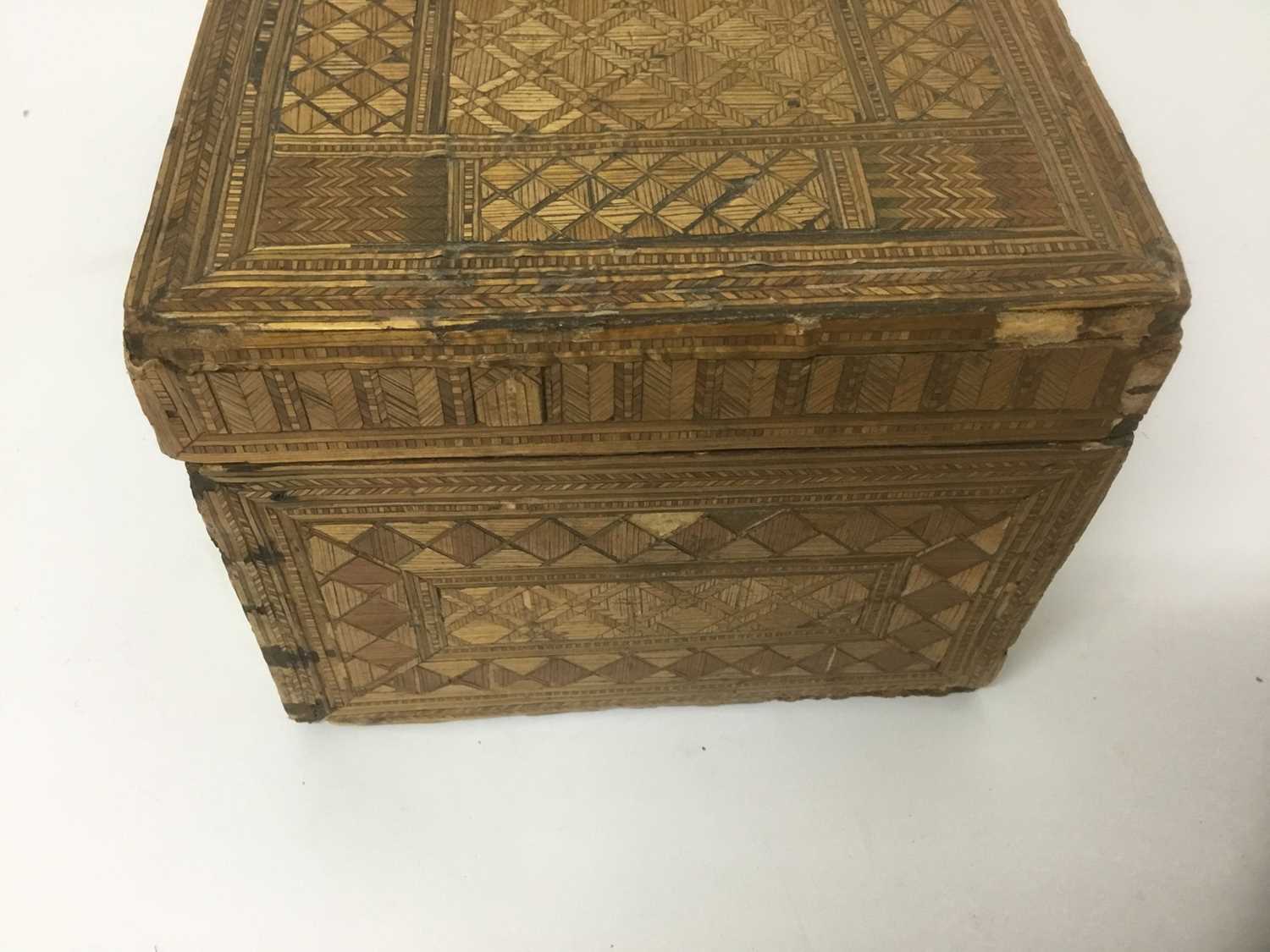 Lot 71 - Napoleonic prisoner of war straw-work box