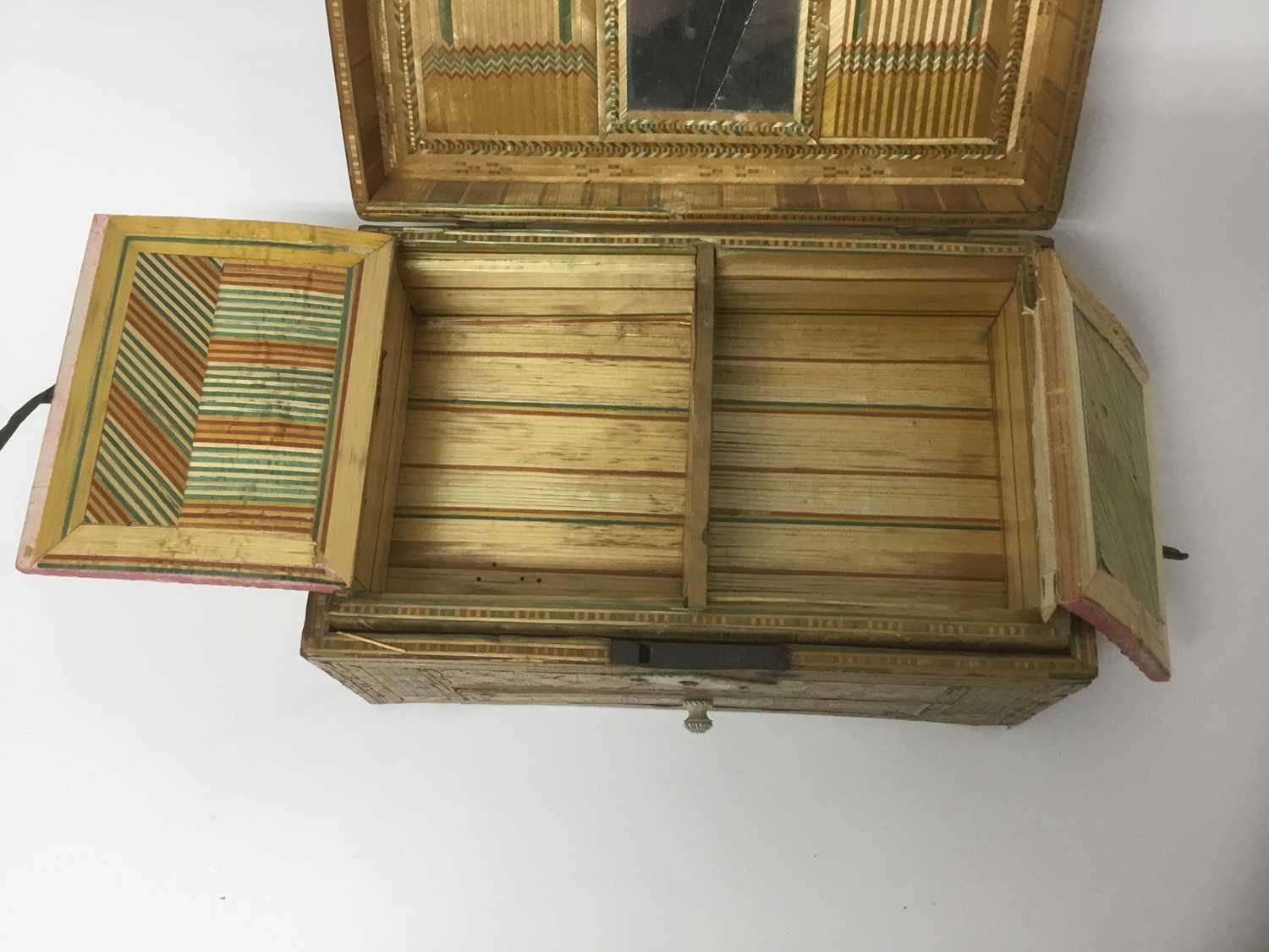 Lot 71 - Napoleonic prisoner of war straw-work box