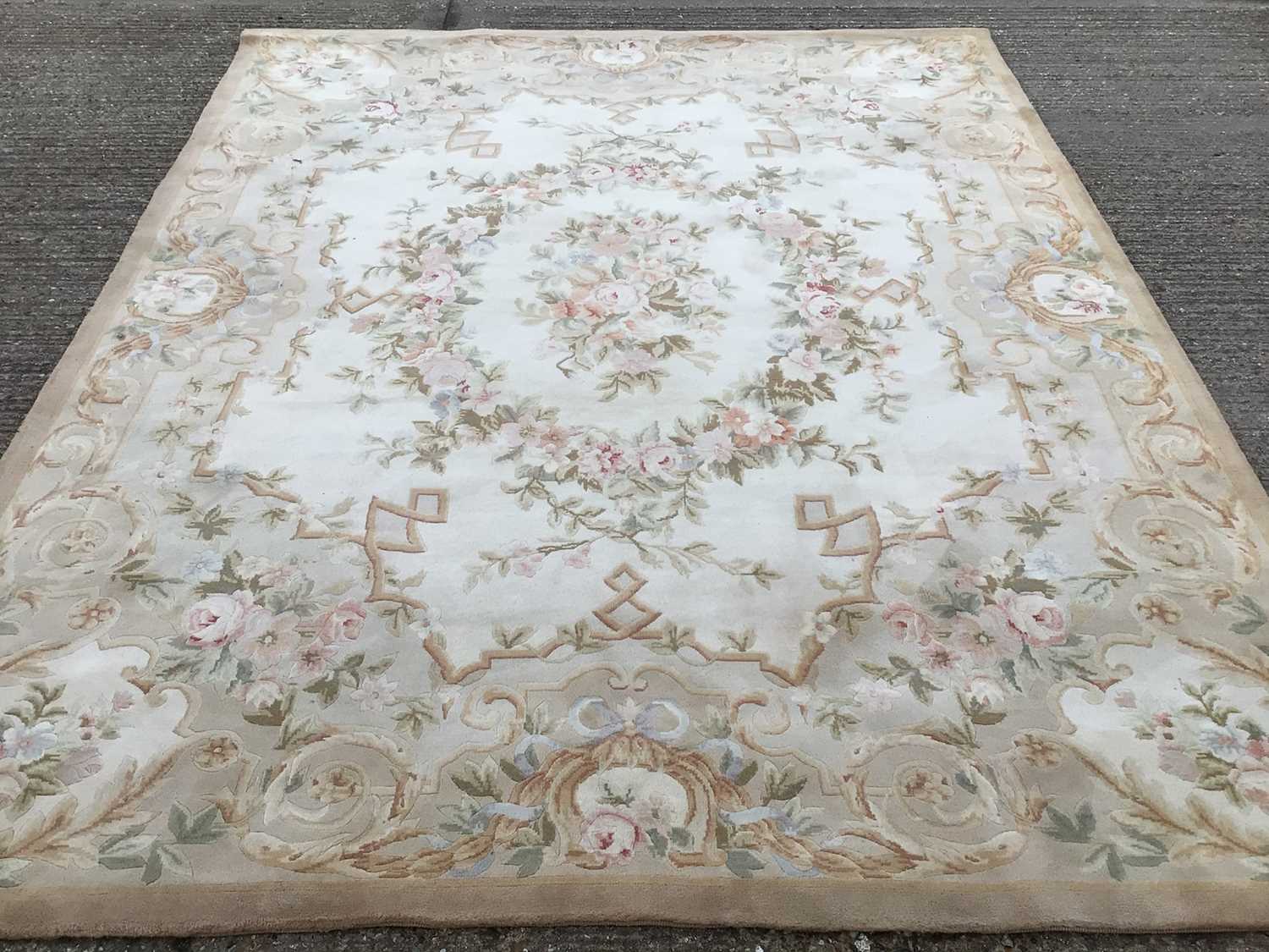 Lot 1018 - Aubusson style rug
