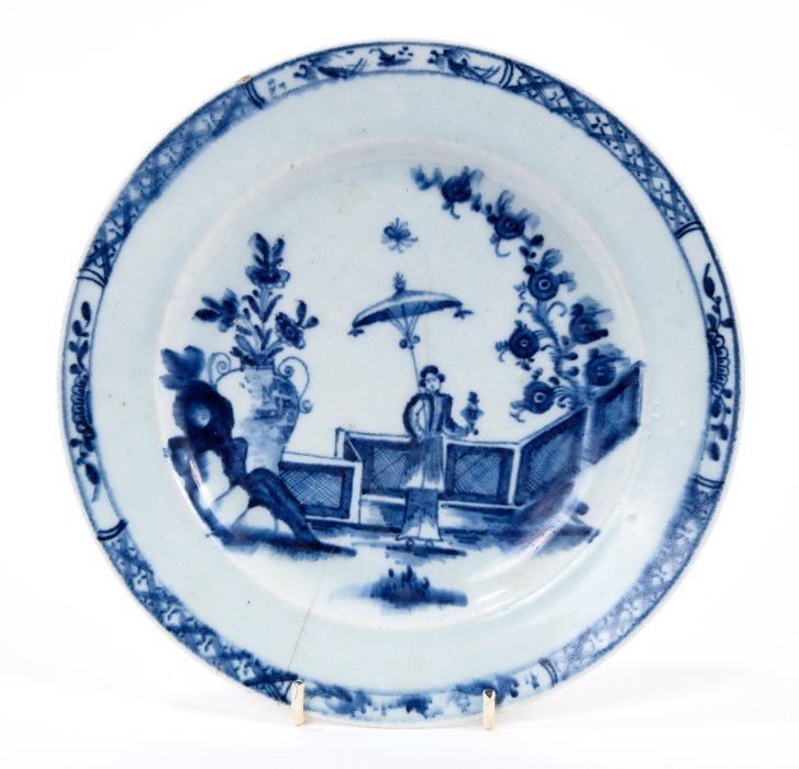 Lot 28 - Lowestoft plate, painted in blue with a
