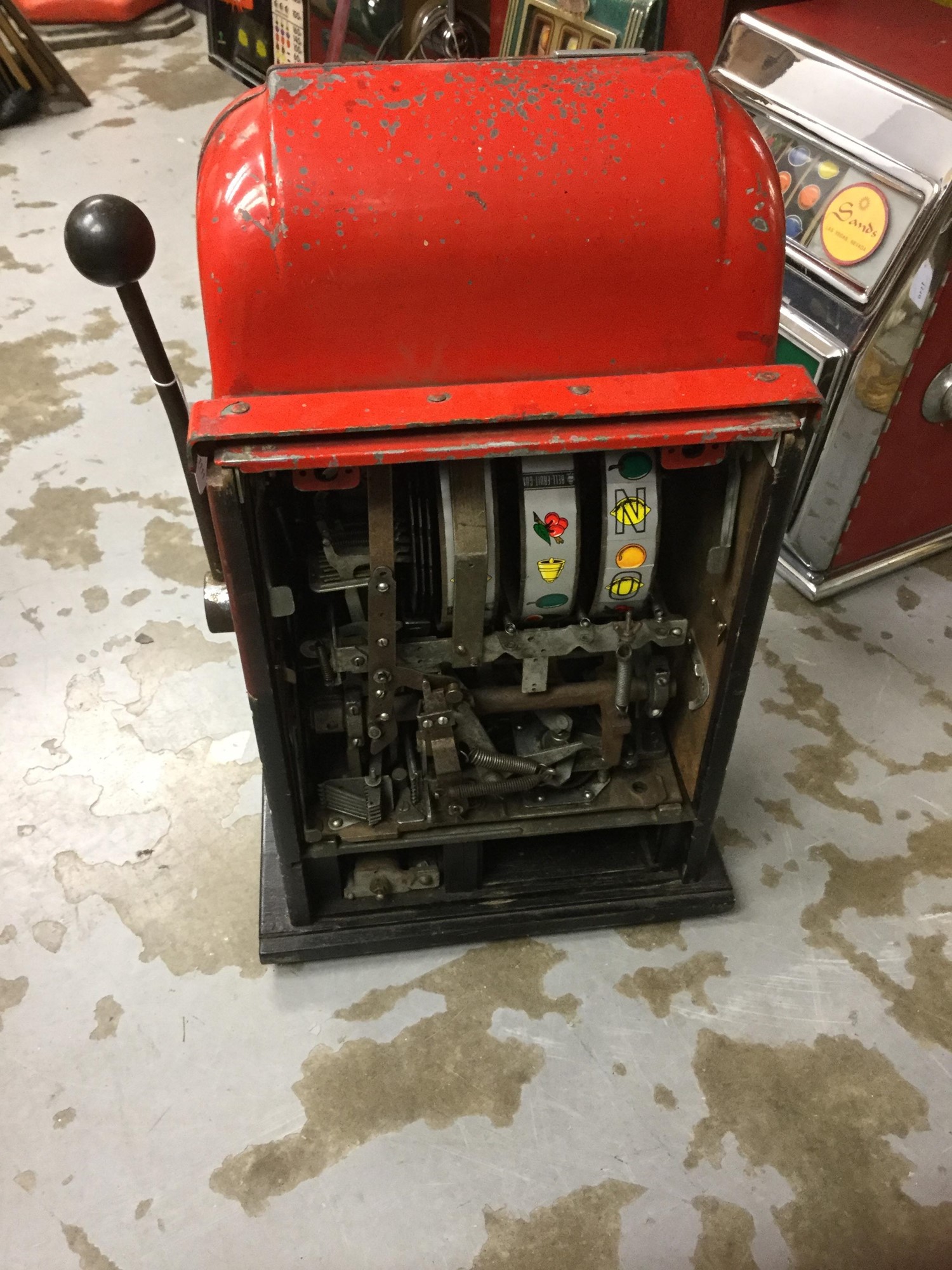 Lot 1111 - Vintage Mills One arm bandit slot machine